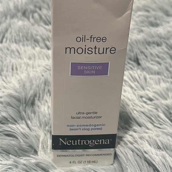 Neutrogena | Skincare | New In Box Neutrogena Oilfree Facial Moisturizer For Sensitive Skin In 4 ...